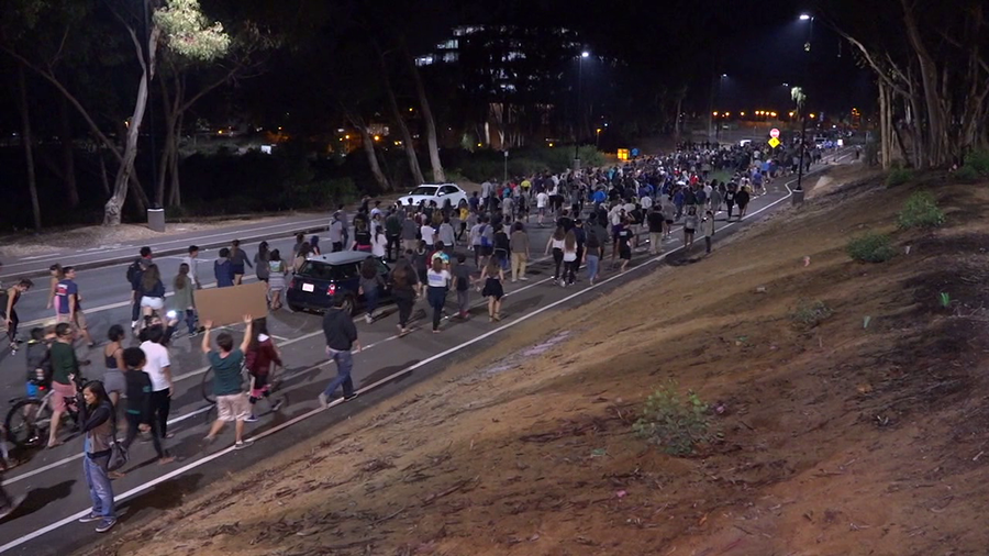 Hundreds of UCSD students shut down I-5 in protest - 10News.com KGTV-TV ...